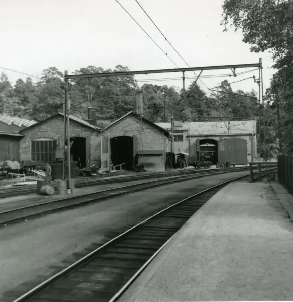 Vy från Stallarna vid Neglinge. Saltsöbanans diesellok litt. ÄF nr 25 ...