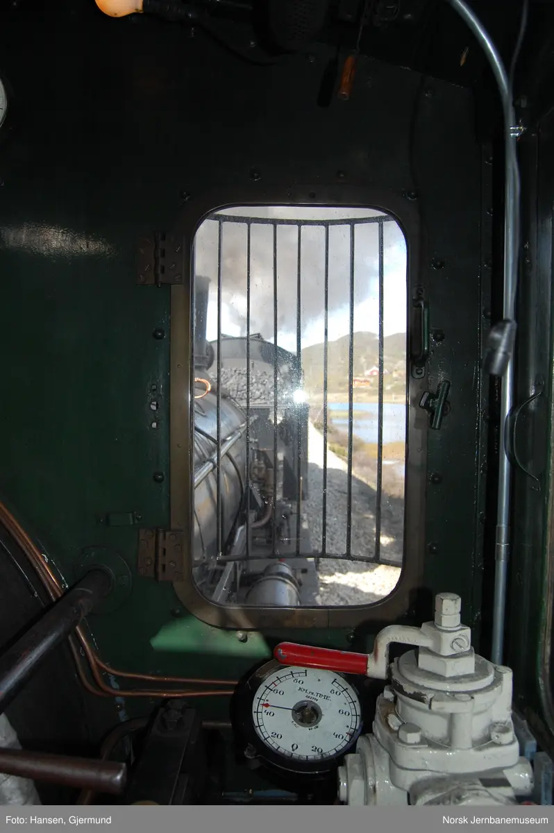 Førerplassen i damplokomotiv type 18c nr. 255 i Bergensbanens 100 års ...