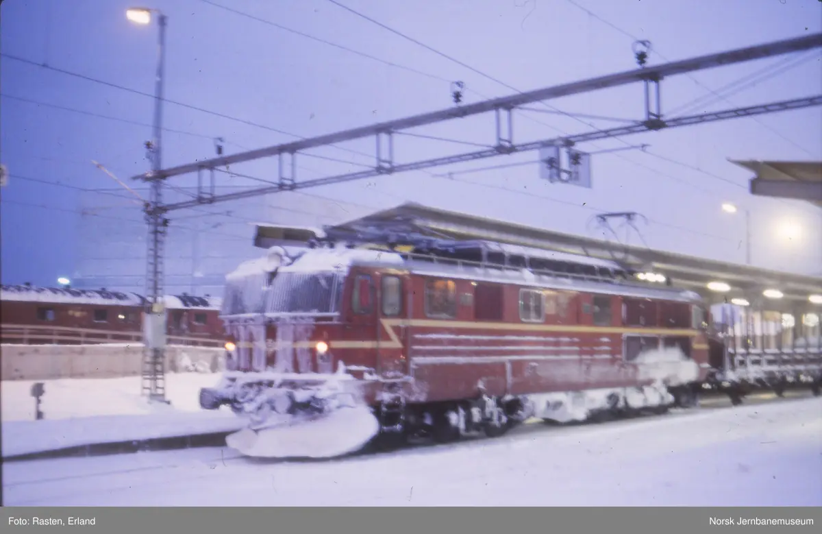 Elektrisk lokomotiv El 14 2200 med persontog på Trondheim stasjon ...