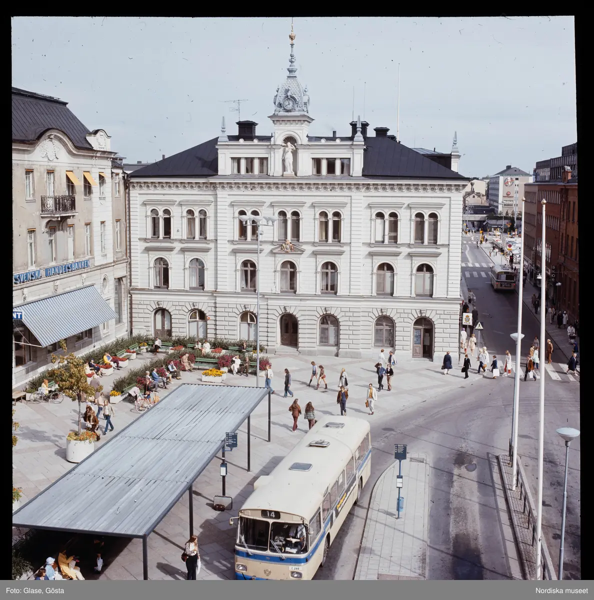 Vy över Rådhuset och Stora torget i Uppsala. -Nordiska museet ...