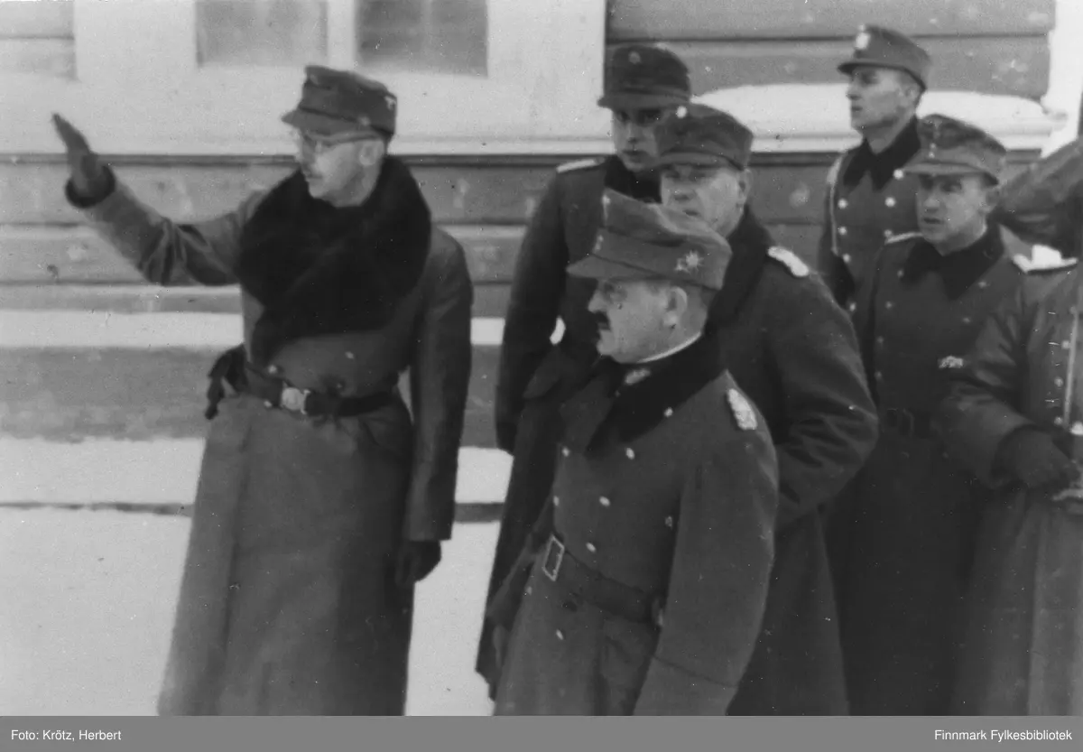 Riksfører SS Heinrich Himmler i samtale med sjef for 2. bergdivisjon ...