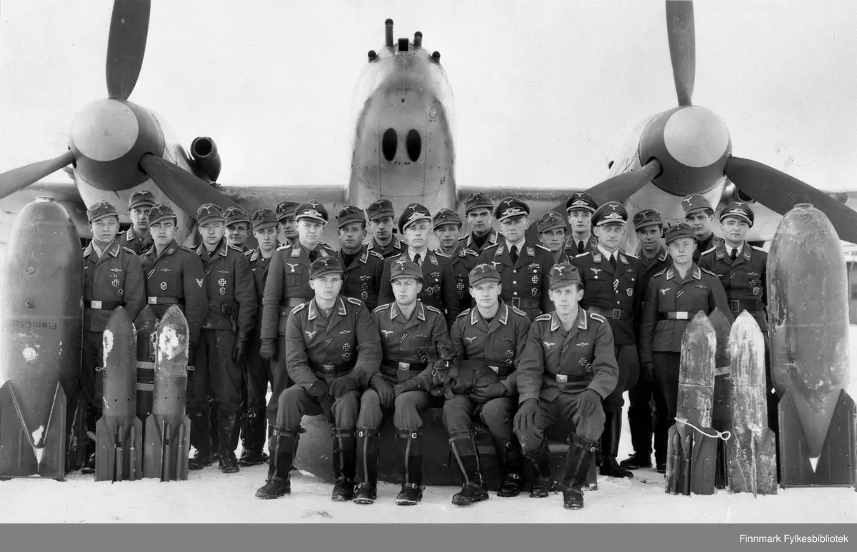 Flyvende personell tilhørende 13. tunge skvadron av 5. jagerving (13.(Z)/JG 5) foran en ...