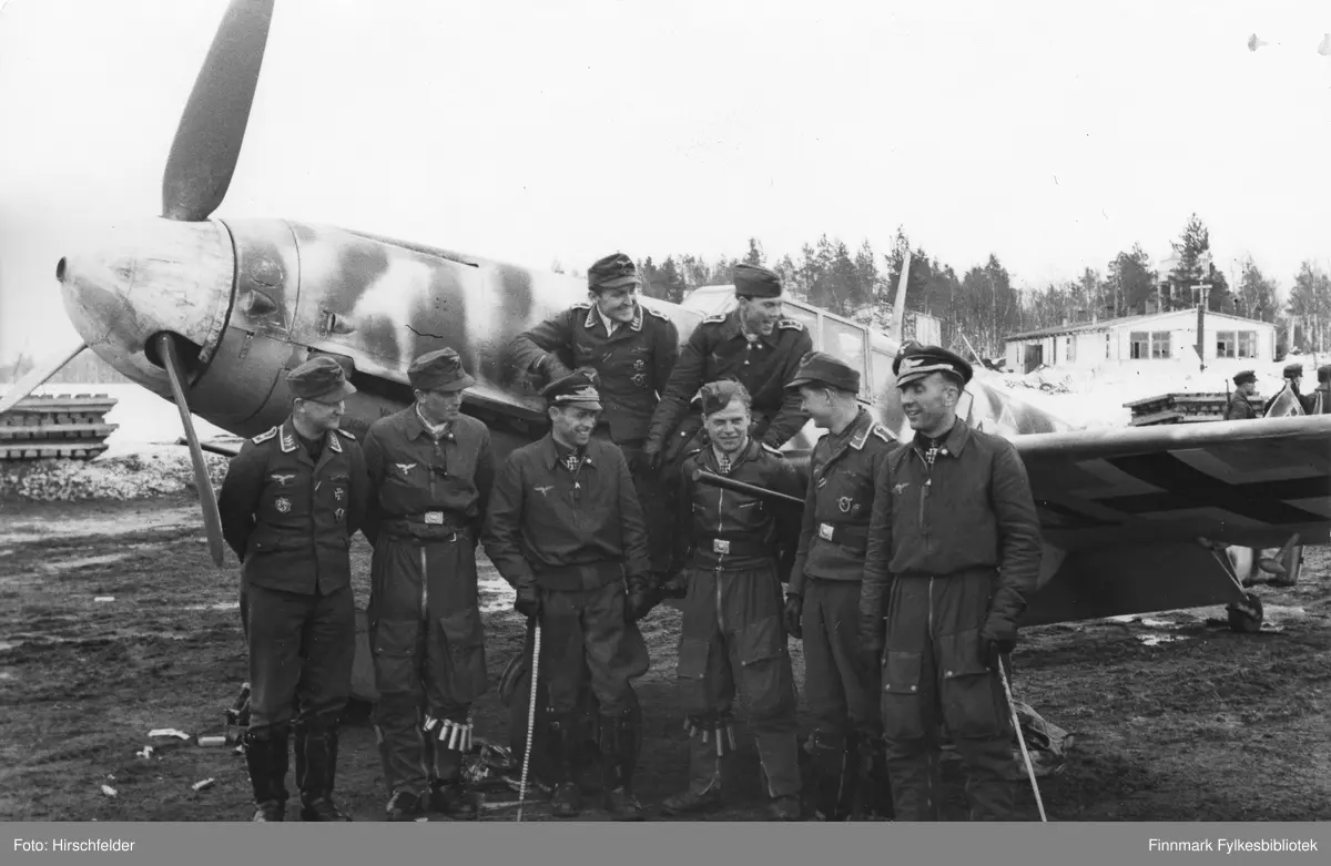 Pilotene i 6. skvadron av 5. jagerving (6./JG 5) samlet foran kaptein ...