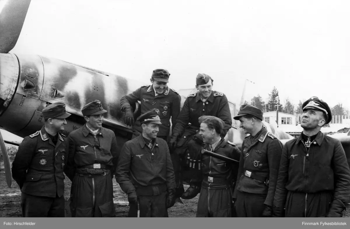 Pilotene ved 6. skvadron av 5. jagerving (6./JG 5) samlet foran kaptein ...