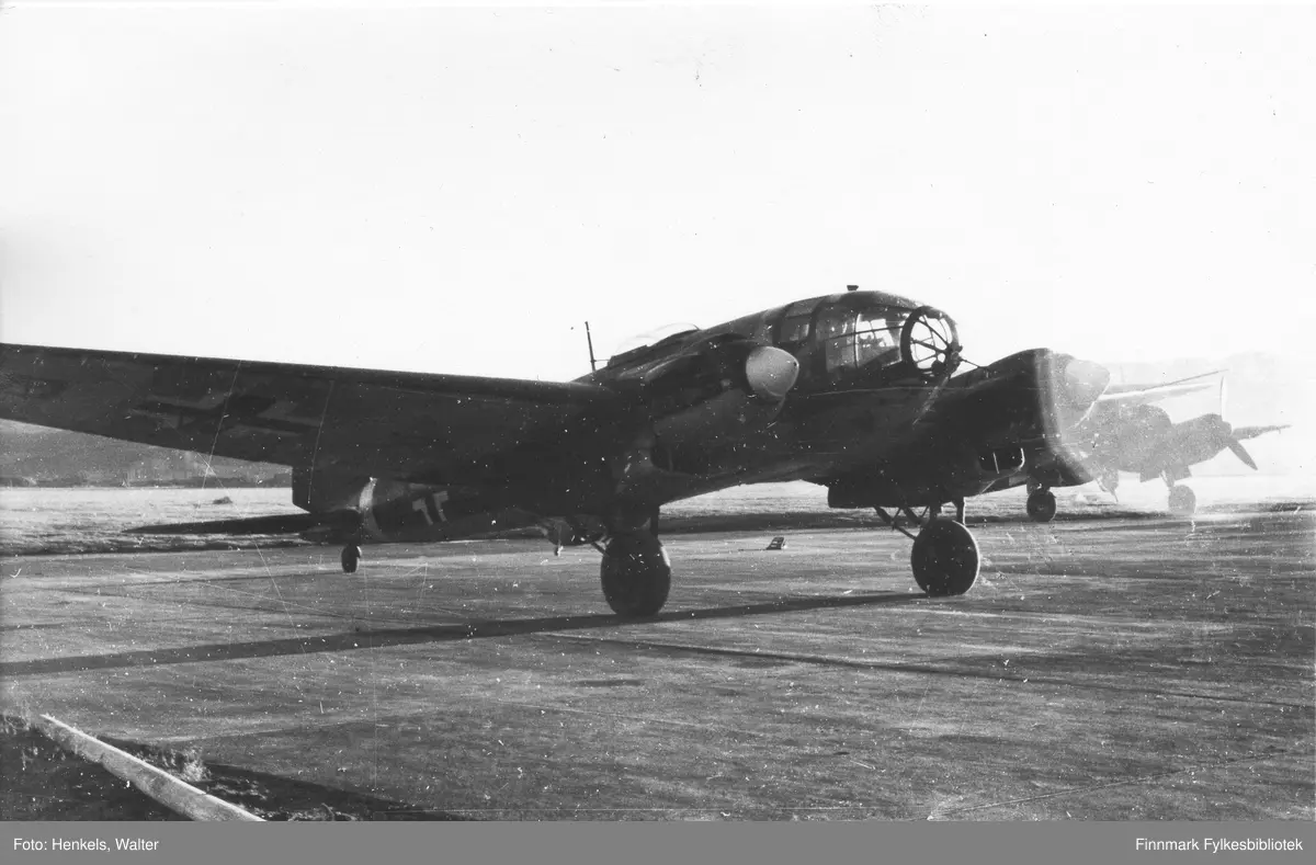 En Heinkel He 111H ved værskvadron 6 (Wekusta 6) varmer opp motorene ...