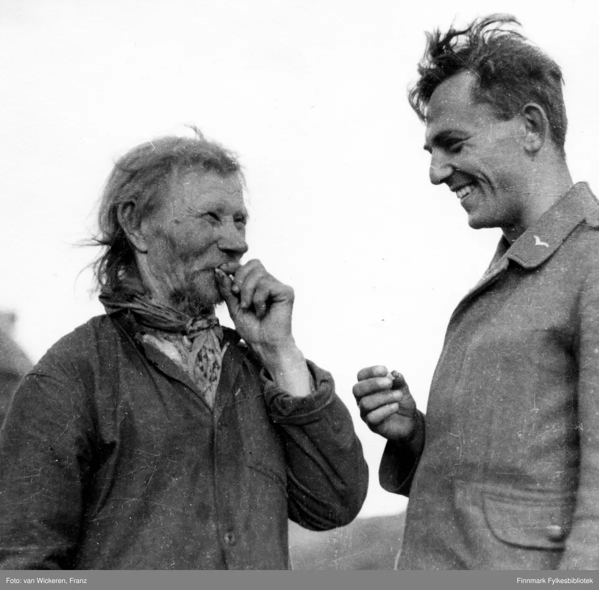 En eldre mann i samtale med en tysk menig soldat ved luftforsvaret ...