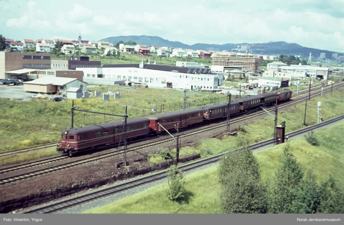 Elektrisk motorvognsett type 65/67 med lokaltog retning Oslo Ø mellom ...