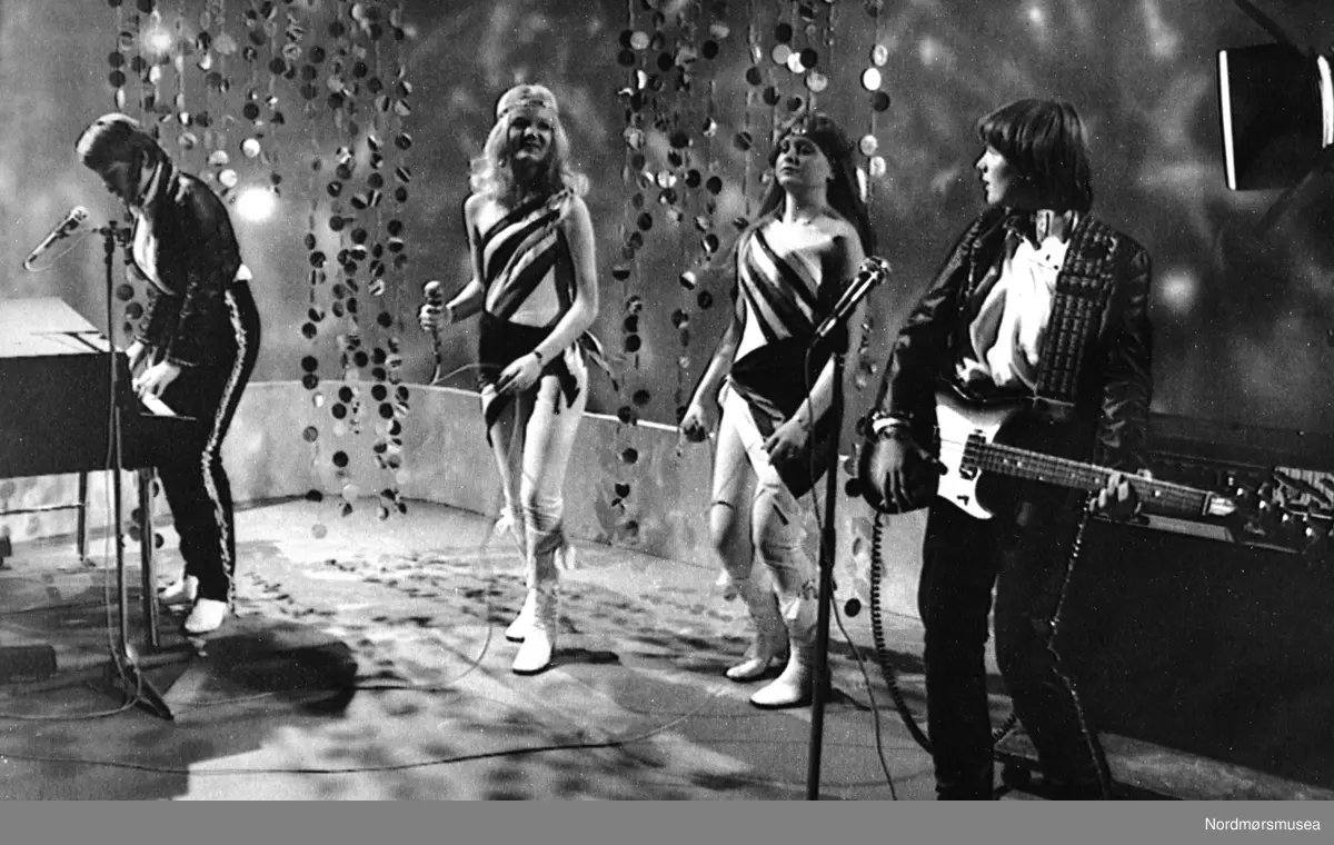 Kvinnene Anna Johansen (som Benny fra ABBA), Anne Katrine Strøm (som ...