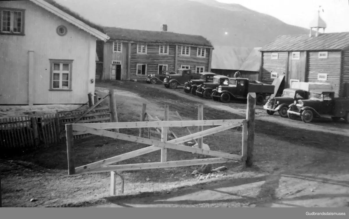 I gardstunet på Lie. Tyskerane budde i den nedre stugu på Lie, og ...