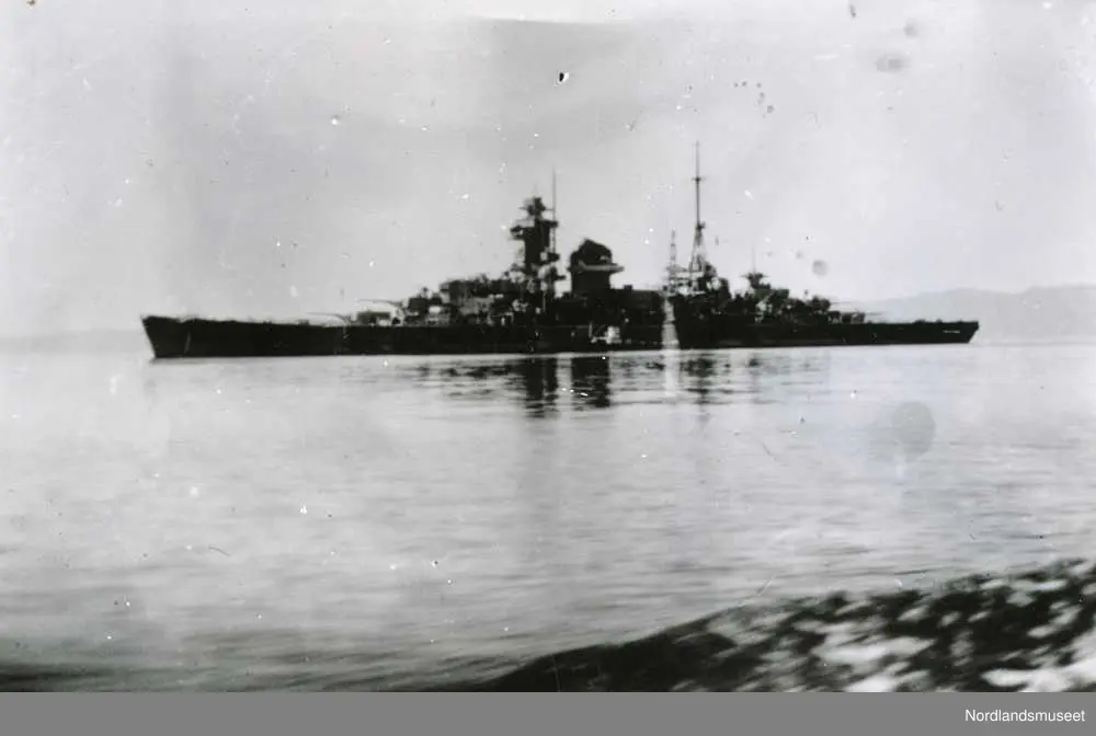 Fra andre verdenskrig. Narvik og omegn. Et krigsskip ligger på fjorden ...