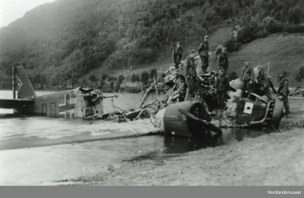 Fra andre verdenskrig. Narvik og omegn. Et flyvrak ligger i ...