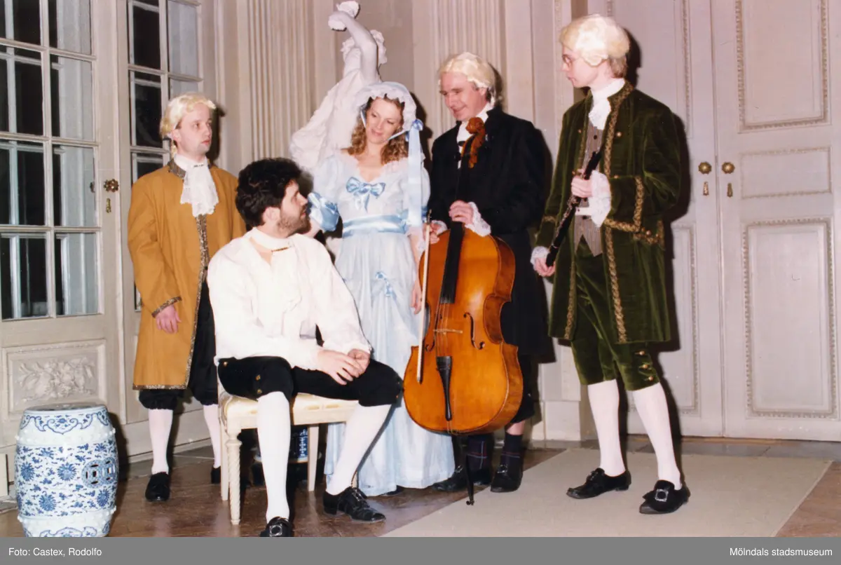 Martin Bagge och hans medmusikanter spelar "Bellman" på Gunnebo slott i ...