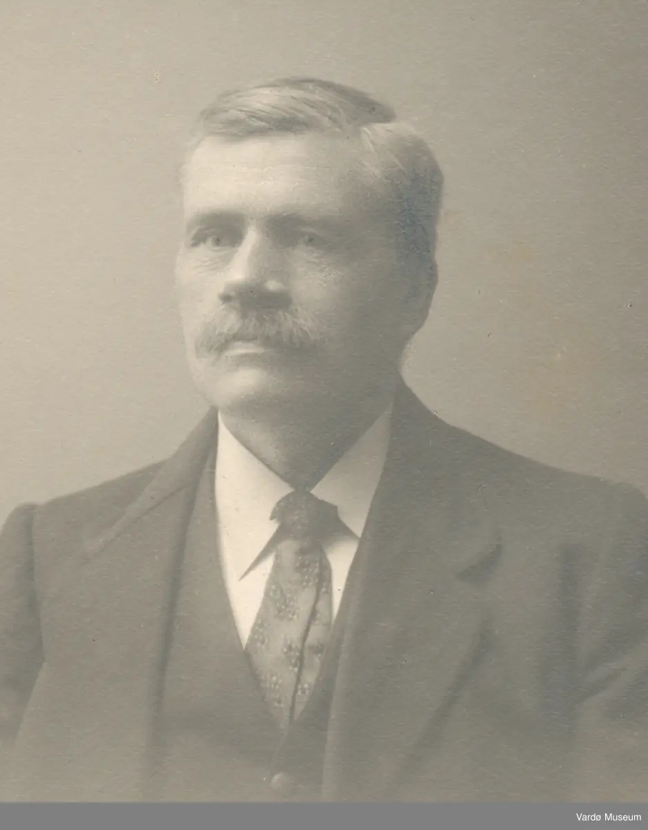 Portrett av Ivar Albert Olsen Grøttum i Vardø. Ca. 1910 -Vardø Museum ...