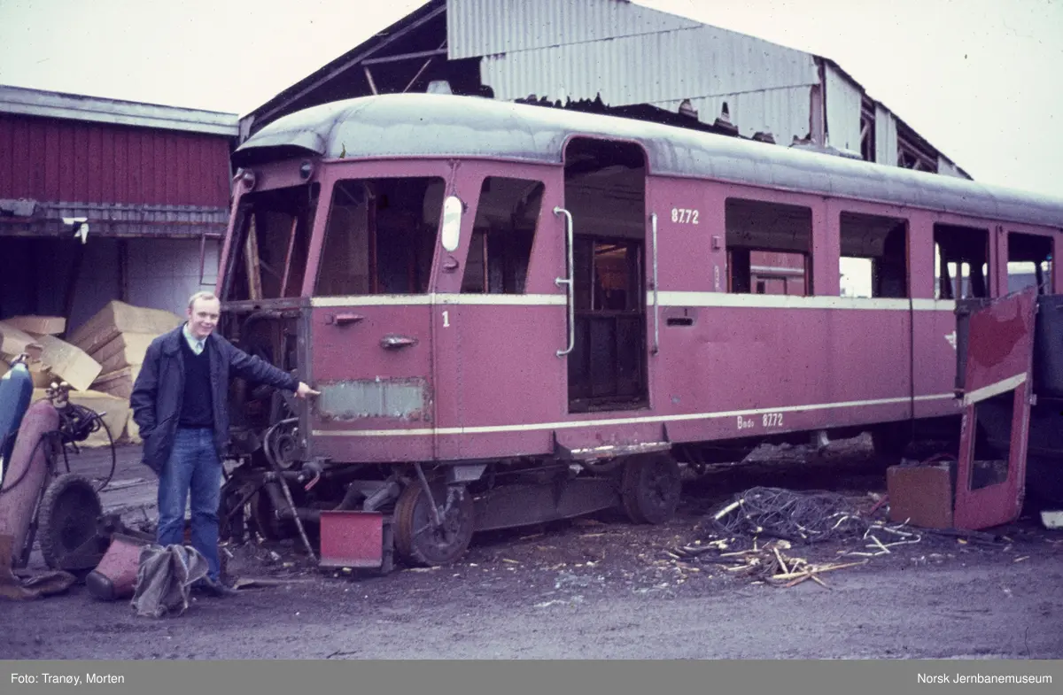 Dieselmotorvogn Bmdo 87 72 under opphugging hos Brødrene London i Oslo ...