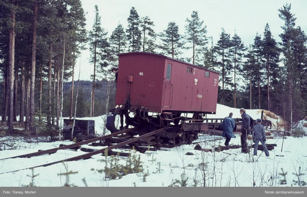 Sulitjelmabanens godsvogn Gf86 på NSBs spesialvogn for transport av ...