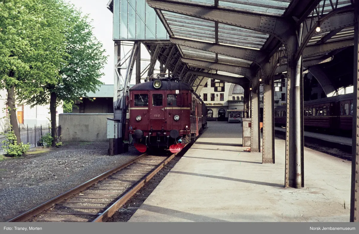 Elektrisk motorvognsett type 65 på Bergen stasjon -Norsk Jernbanemuseum ...
