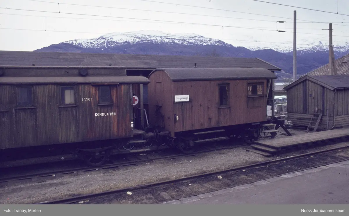 Stasjonsvogner, tidligere konduktørvogner litra F, på Voss stasjon ...