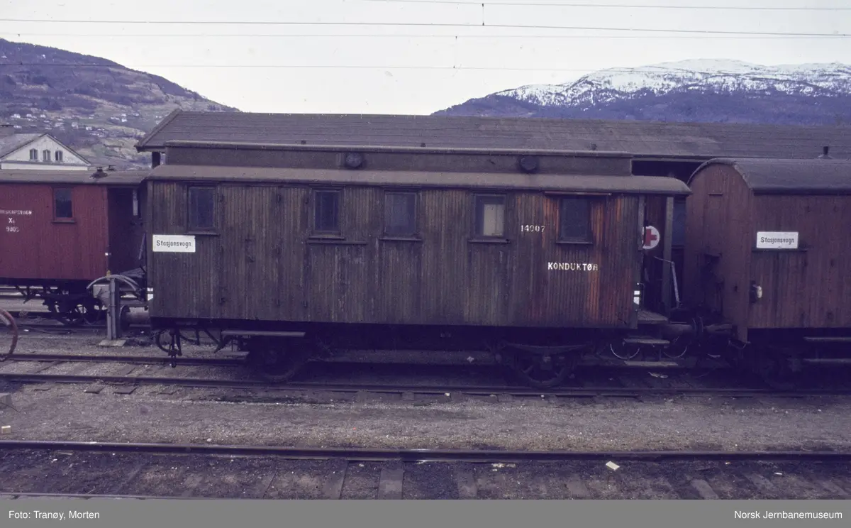 Stasjonsvogner, tidligere konduktørvogner litra F, på Voss stasjon ...