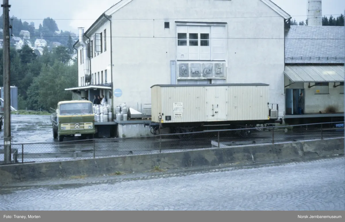 Melkevogn litra S3 nr. 20256 på sidesporet ved Voss meieri -Norsk ...