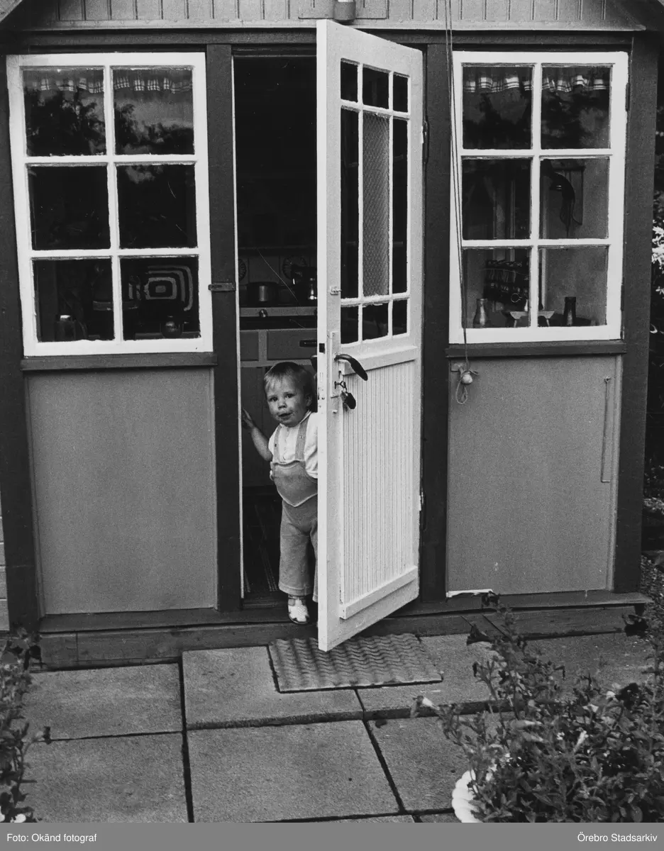 Barn vid dörr i stuga på CV:s kolonisträdgårdar, 1960-tal -Örebro ...
