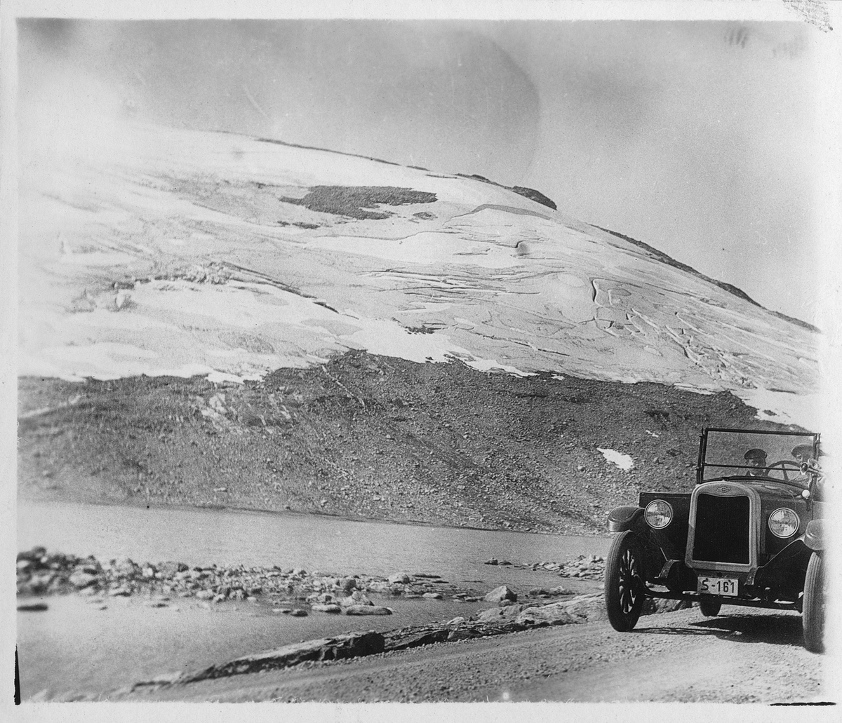 Biltur med en Chevrolet (S-161) over fjellet, antagelig på Gamle ...