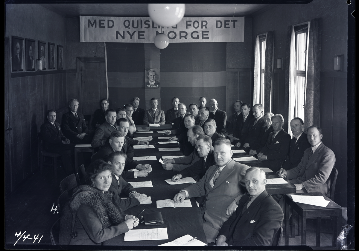Foto av fungerende Fylkesfører Olav Dalen og Nasjonal Samlings ...