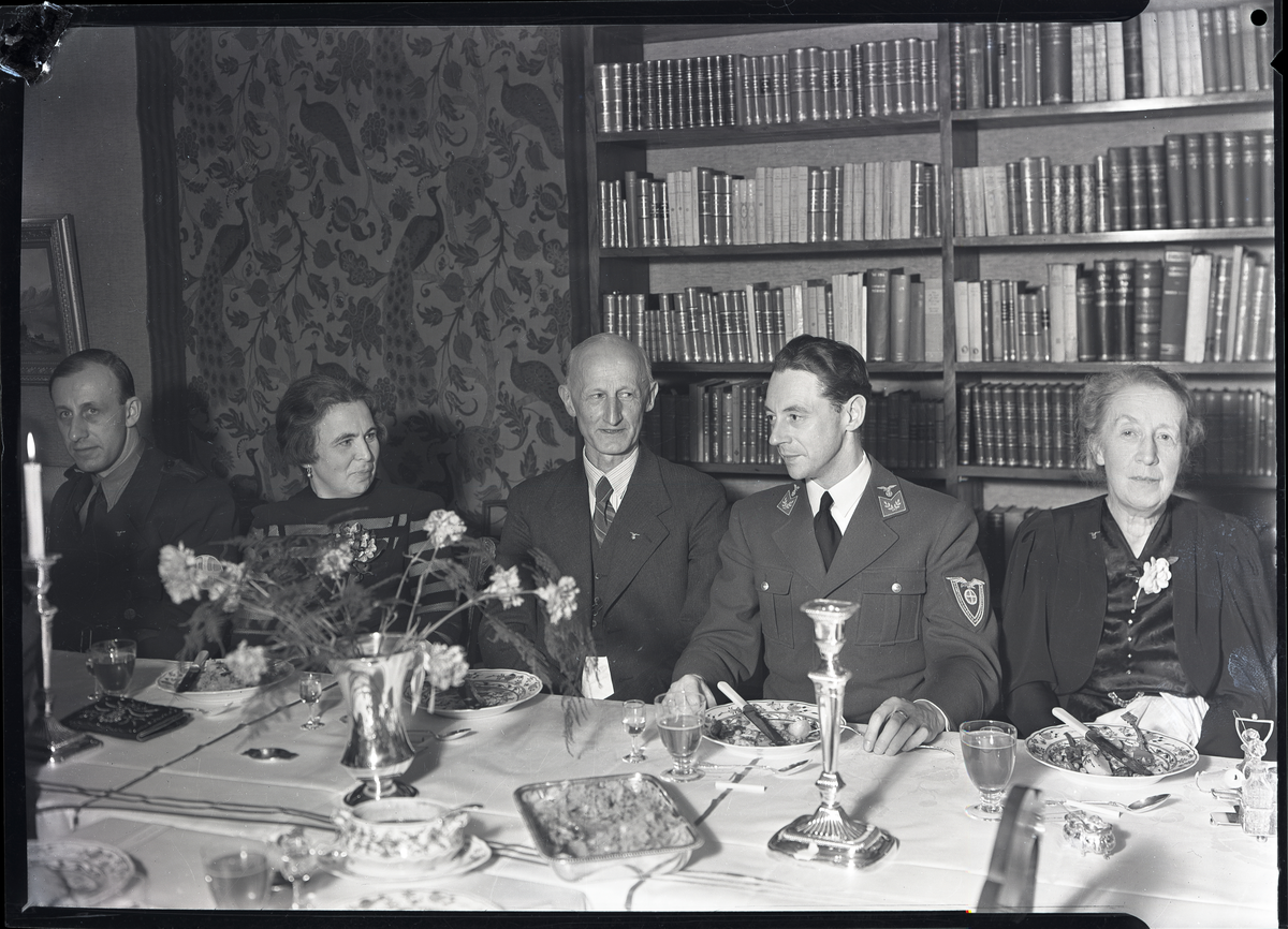 Foto av middag på Festivitenen i Skien, tilstede er medlemmer av ...