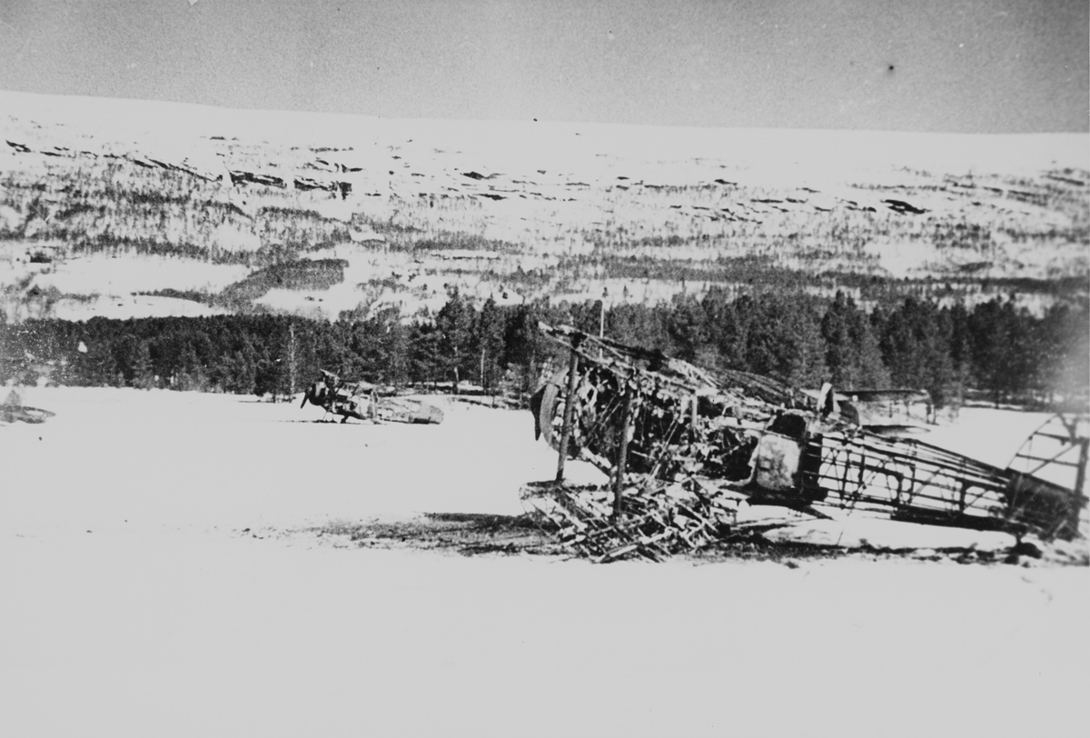 Lesjaskogsvatnet, utbrente engelske flyvrak på isen i april 1940 ...