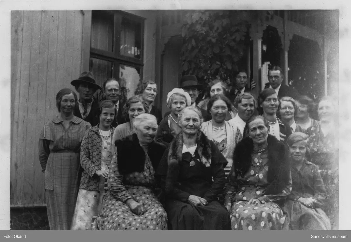 Gruppfoto vid brokvisten till Sellstedts fastighet i Torsboda i samband ...