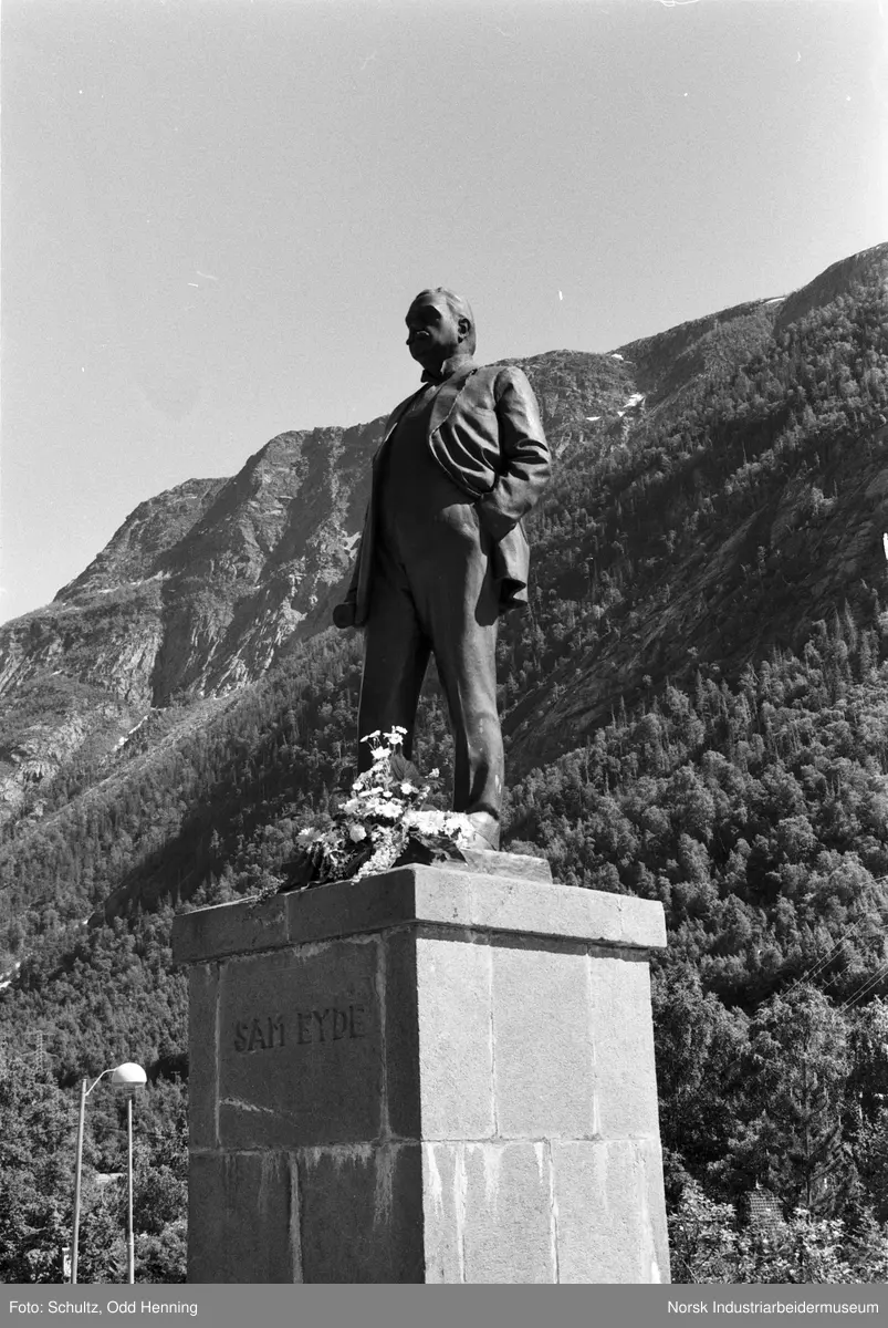 Statuen av Sam Eyde er bekranset med blomster. -Norsk ...