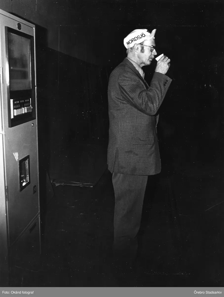 Man vid dryckesautomat på Centralverkstäderna, 1970-tal -Örebro ...