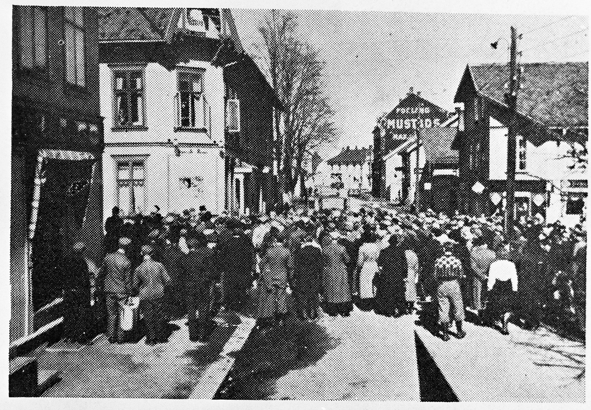 Aprildagene 1940. Bilde tatt ved Gamletorvet på Gjøvik, utafor ...