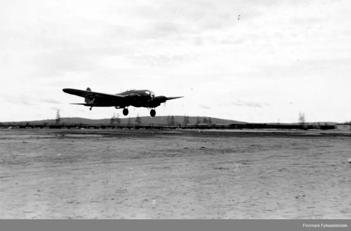 Tysk Heinkel He 111H i ferd med å lande på Alakurtti flyplass. Det er ...