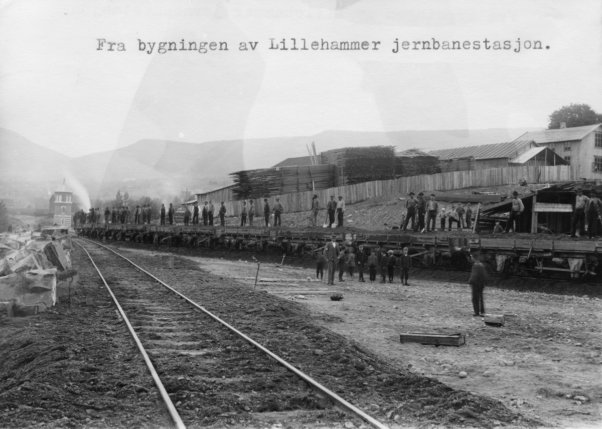 Lillehammer. Bygging av Lillehammer jernbanestasjon. Grusing av ...