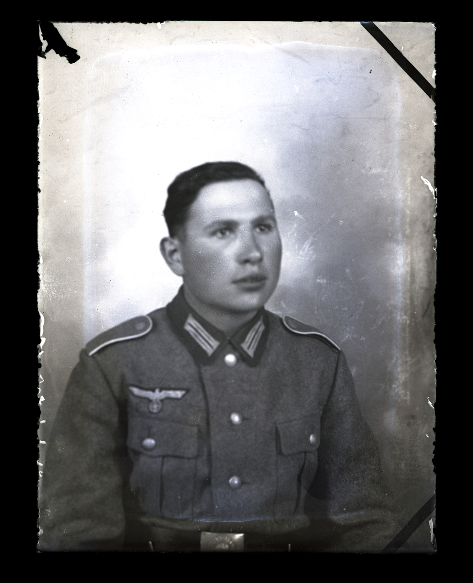 Atelierfoto. En tysk soldat i uniform. Eines deutschen Soldaten, 2. Weltkrieg, Elverum, Norwegen ...