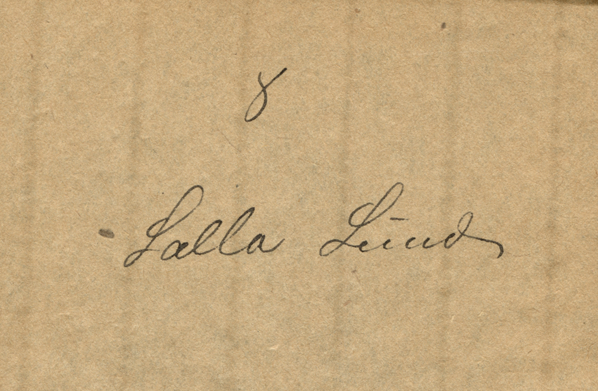 Tre kvinner, en av dem med fele/fiolin. Skrevet på papir som er festet ...