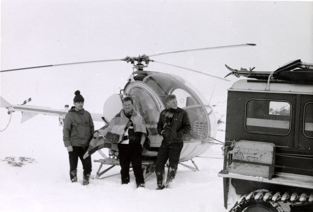 18 år gamle John Birger Erstad (til høyre) oppstilt foran et innleid ...