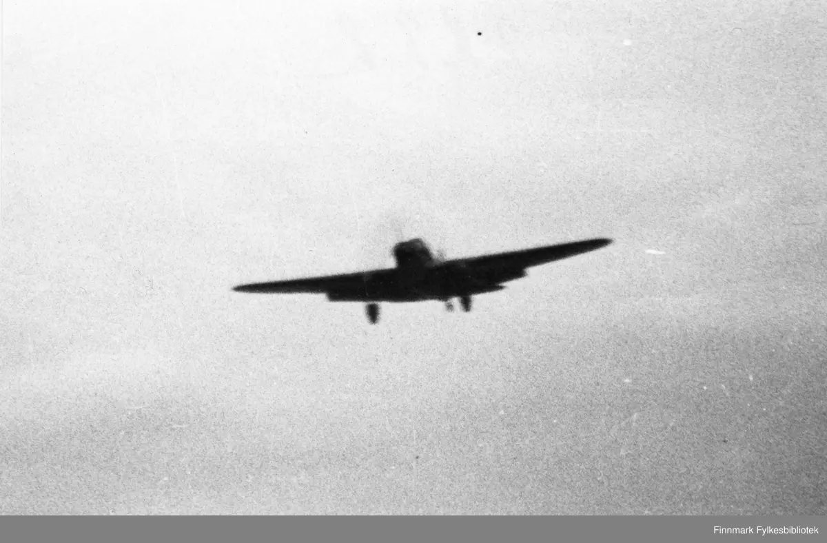 En sovjetisk Iljusjin Il-2M3 Shturmovik fra Nordflåtens 46. stormflyregiment (46. ShAP) i ferd ...