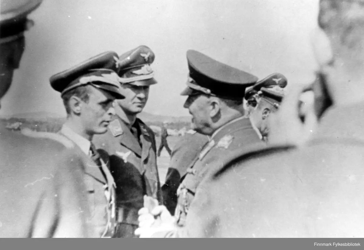 Løytnant Hans-Dieter Hartwein i samtale med sjef for Luftflåte 5 ...