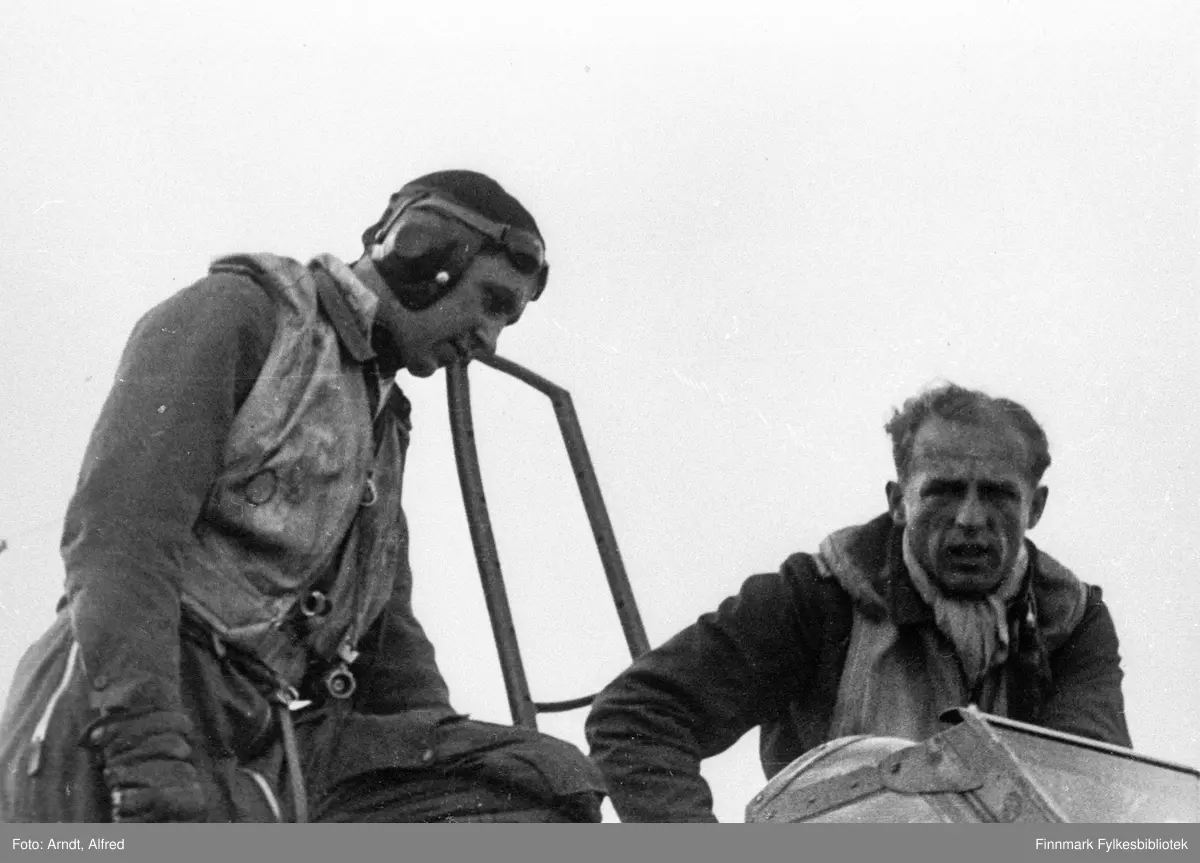Oversersjant Ewald Rollinick (til høyre) og hans telegrafist sersjant ...