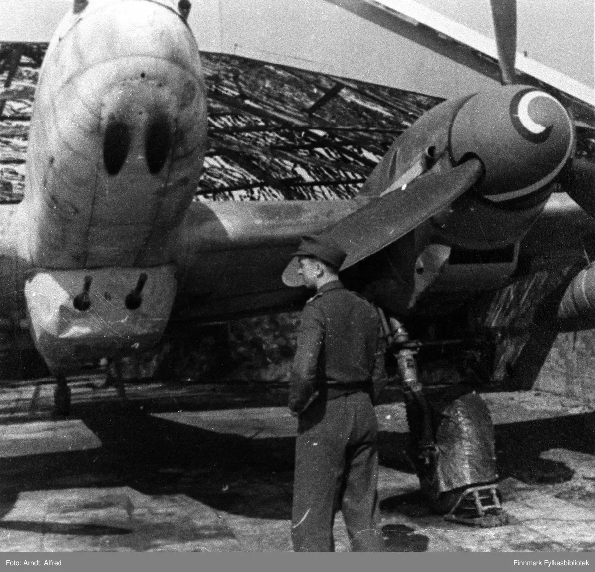 Parkert Messerschmitt Bf 110G med 20 mm tvilling-maskinkanon i gondol under buken ved 13. tunge ...