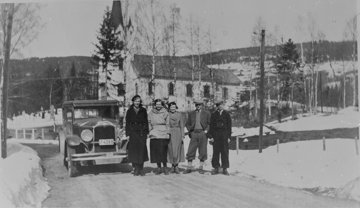 Biltur til Eggedal, ca. 1938. Fra venstre: Gunvor Eken, Olava Eken ...