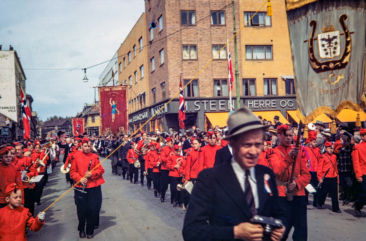 Hamar, Torggata, Østre Torg fotograf Arne T. Knutsen fotograferer 17 ...