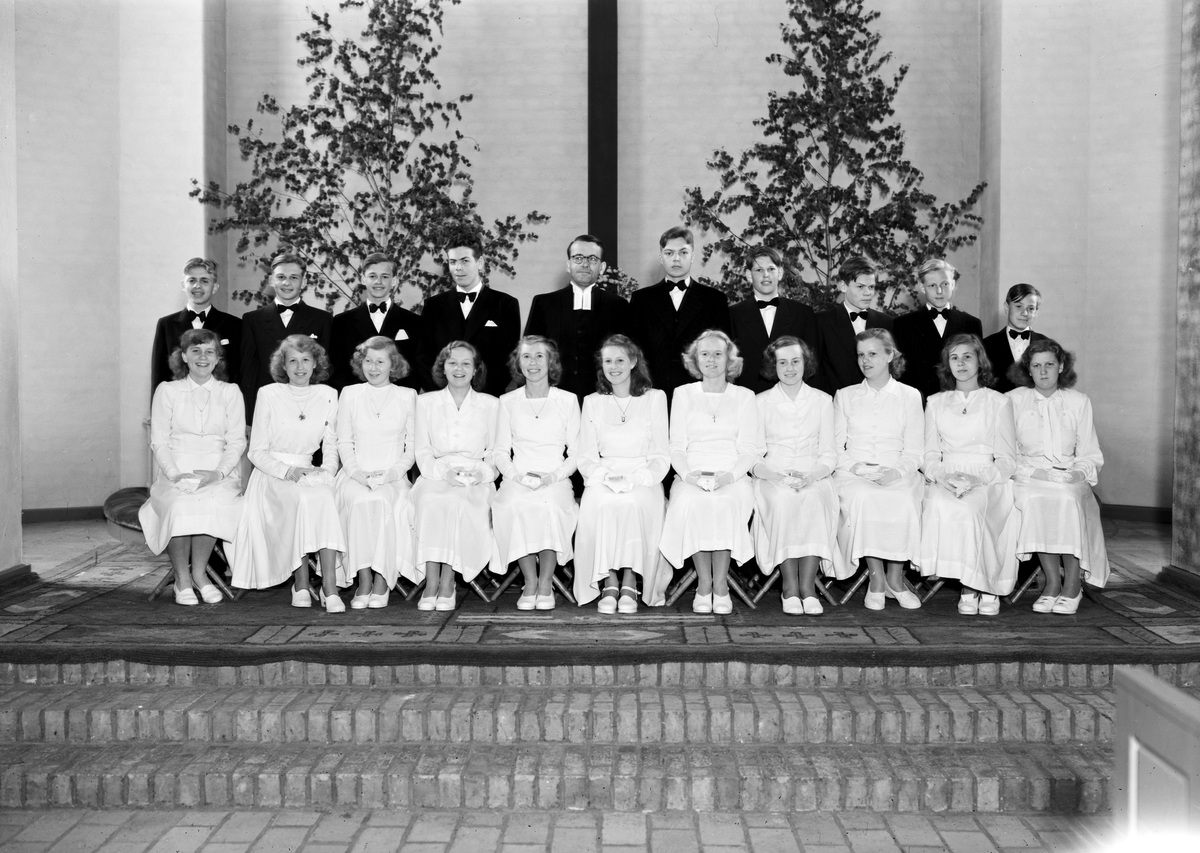 Konfirmation Nynäshamns kyrka -Nynäshamn kommun / DigitaltMuseum