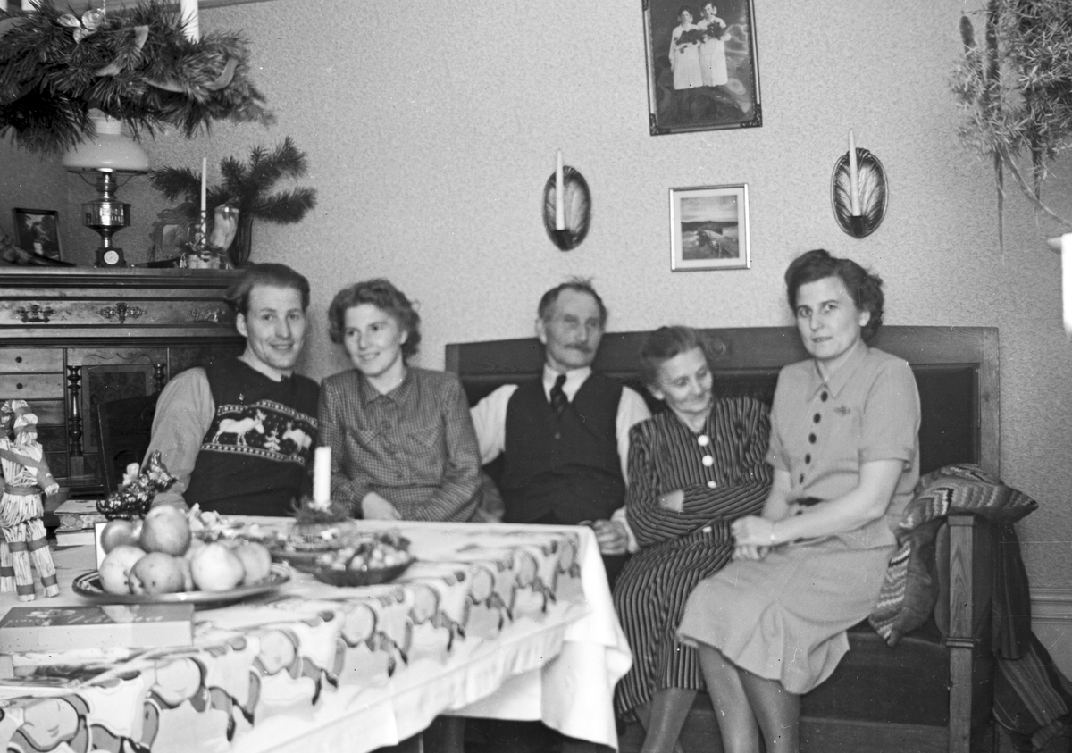 Julfirande hos familjen Andersson, Gårdsund, Yttre Gården, Bedarön ...
