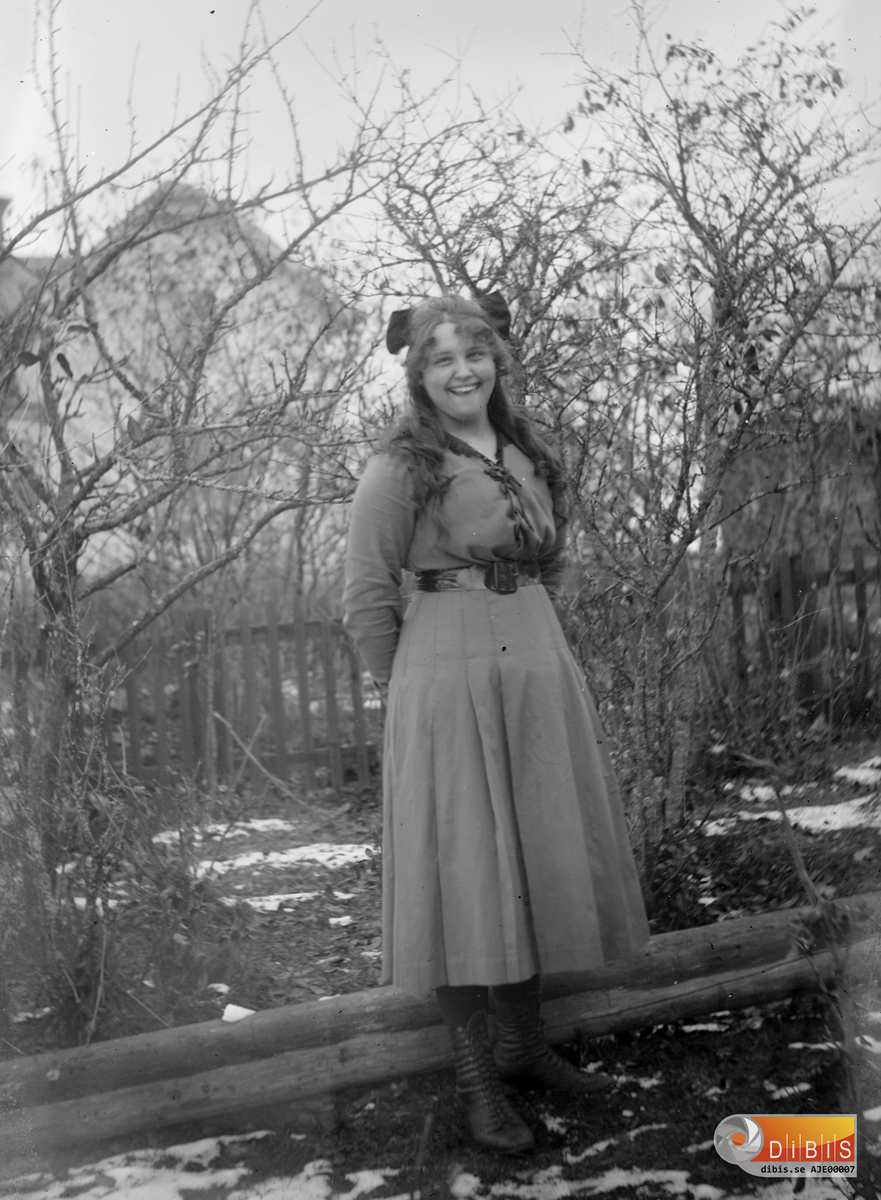 Kvinnan på bilden heter Hilda Persson från Eks i Näsbyn. Hon var min ...