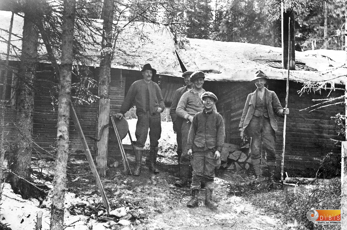 Skogsarbetare vid en koja. Nils Andersson till höger. -Digital Bild i ...