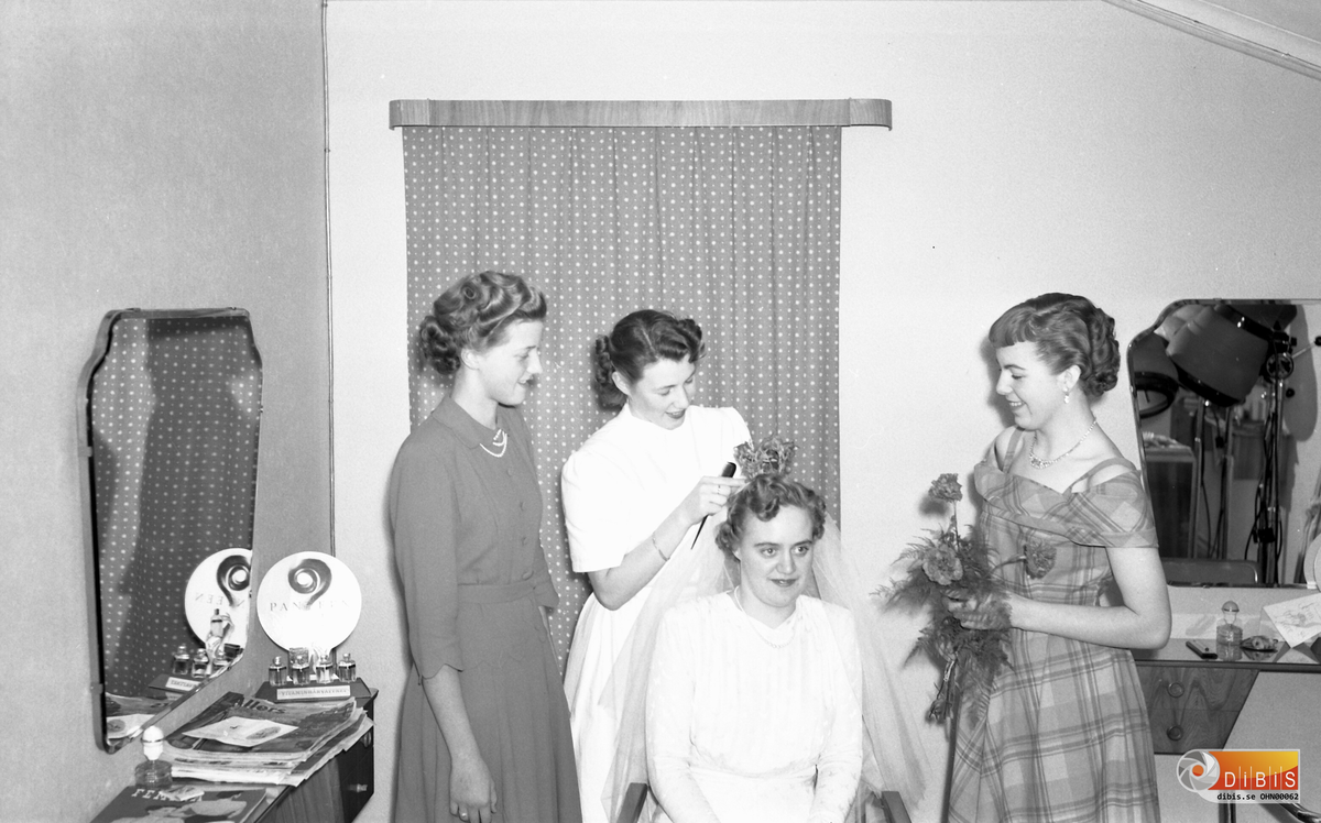 Brud som blir friserad -Digital Bild i Söderhamn / DigitaltMuseum
