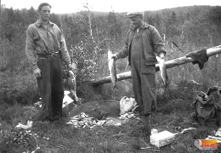 Två män efter ett lyckat fiskafänge. Henrik Säll och Otto Stenberg ...