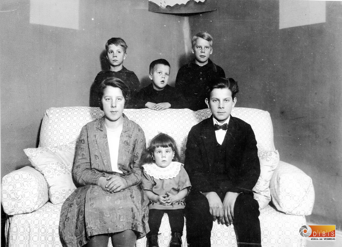 Sittande från vänster: Svea, Ebba, Erik Sundberg. Stående från vänster ...